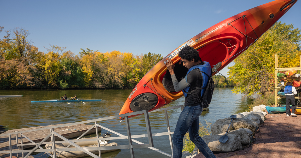 UChicago class takes students on Chicago River | The College | The ...