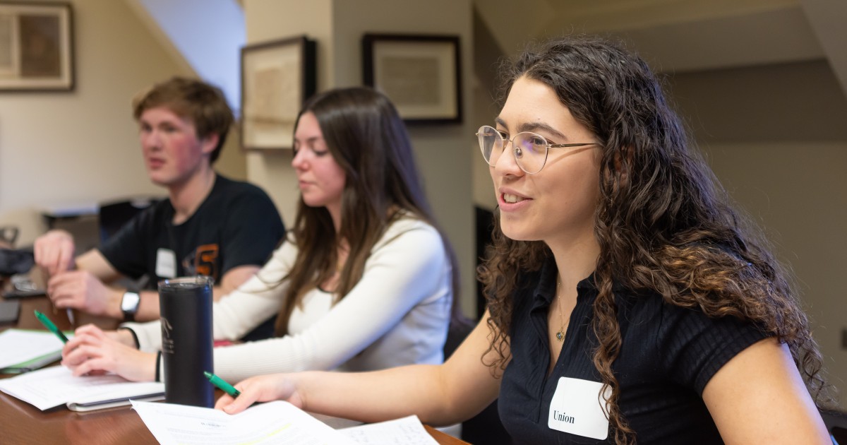 UChicago students debate and make deals in ‘Psychology of Negotiation ...